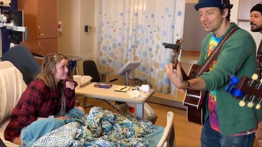 Jason Mraz sings to patients at Children's Hospital of Wisconsin