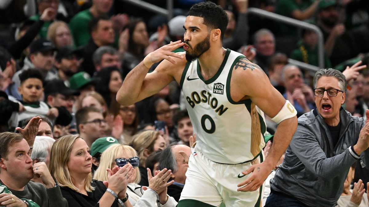 Tatum scores 30, comes up with late blocks as Celtics top Pacers