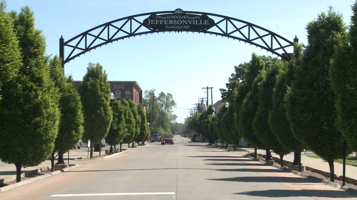 Downtown Jeffersonville hoping to be crowned 'America's Main Street' Downtown Jeffersonville hoping to be crowned 'America's Main Street'