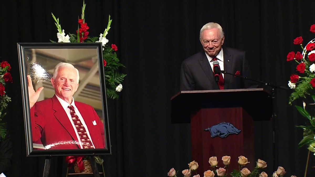 Arkansas celebrates Coach Broyles