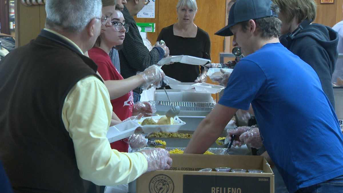 ‘Get Stuffed With Love:’ Pittsburgh police deliver Thanksgiving meals