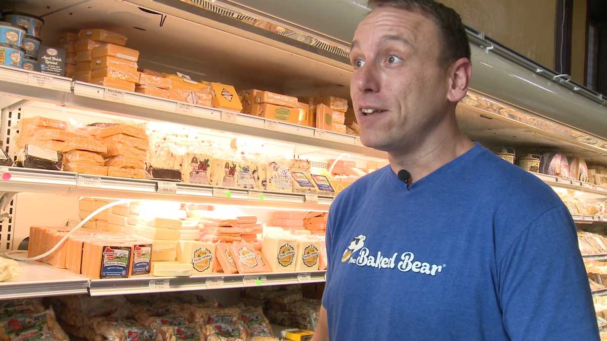 World famous competitive eater Joey Chestnut comes in 3rd in Cheese ...