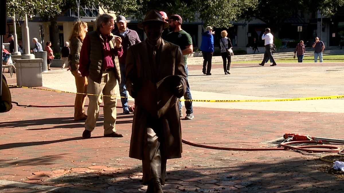 Savannah: Iconic Johnny Mercer statue now back in place
