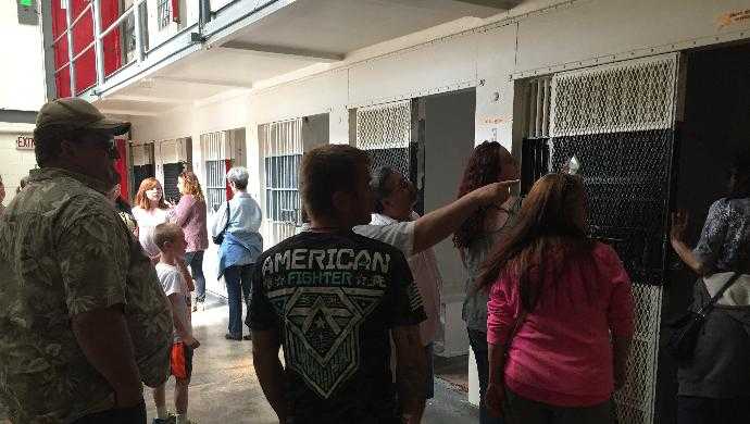 Thousands show up for Iowa prison tour