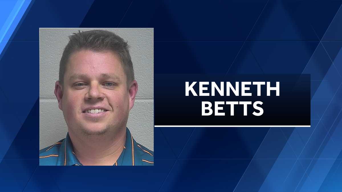 Former LMPD officer accused of sex abuse continues to access internet ...
