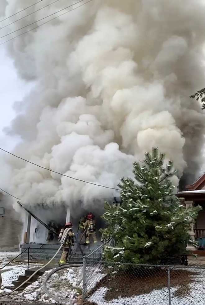 Fire crews fight vacant building blaze in California neighborhood while ...