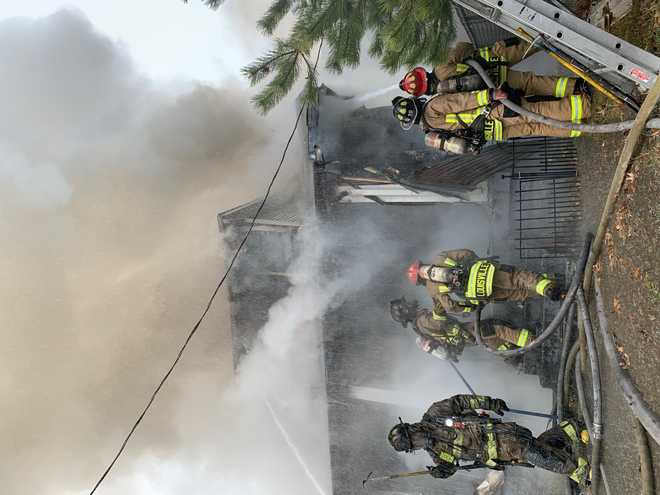 Fire crews fight vacant building blaze in California neighborhood while ...