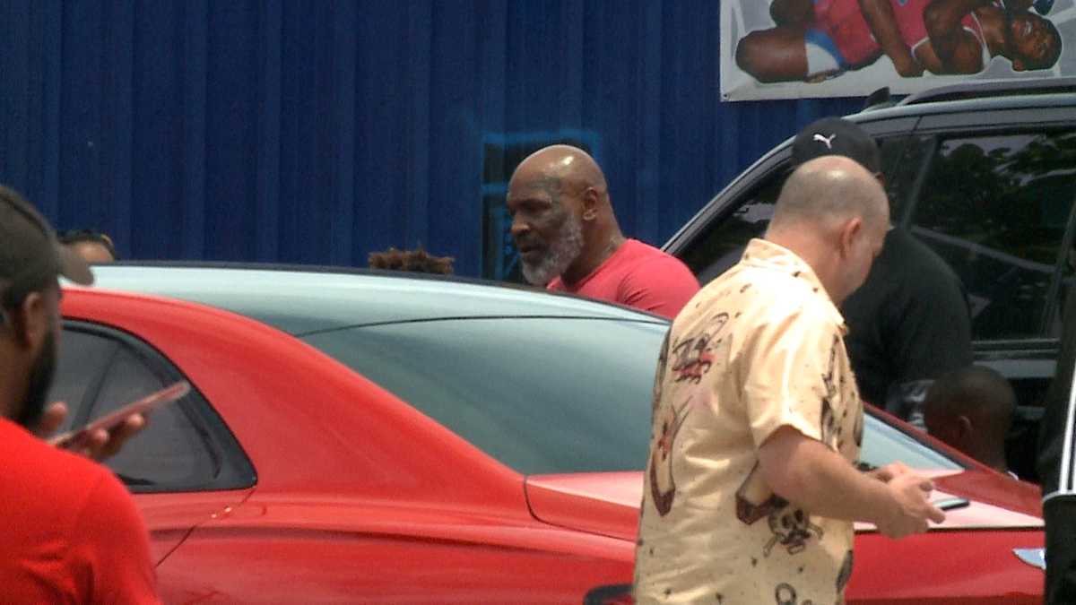 Mike Tyson makes stop at Terence Crawford's Omaha gym
