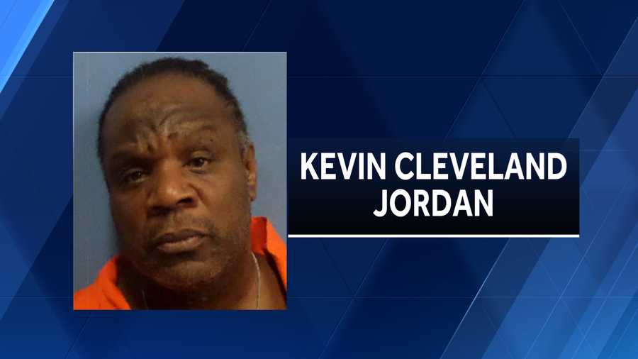 Habitual offender escapes work-release in Des Moines