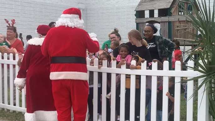 Santa teams up with police to deliver gifts to kids with medical conditions