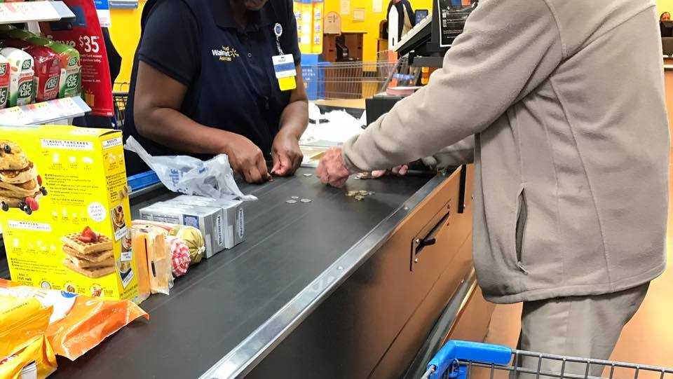 Photo of cashier helping nervous man count change goes viral