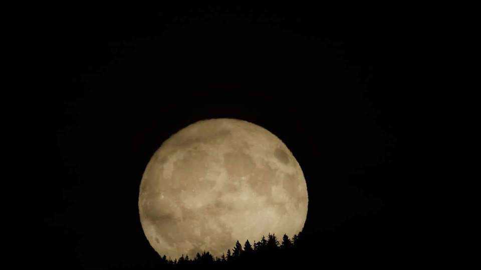 Viewers capture beautiful shots Harvest Moon across the country