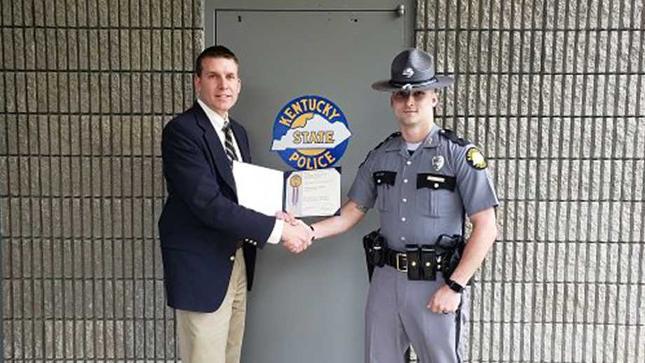 Kentucky trooper touted as hero for saving 2 from burning home