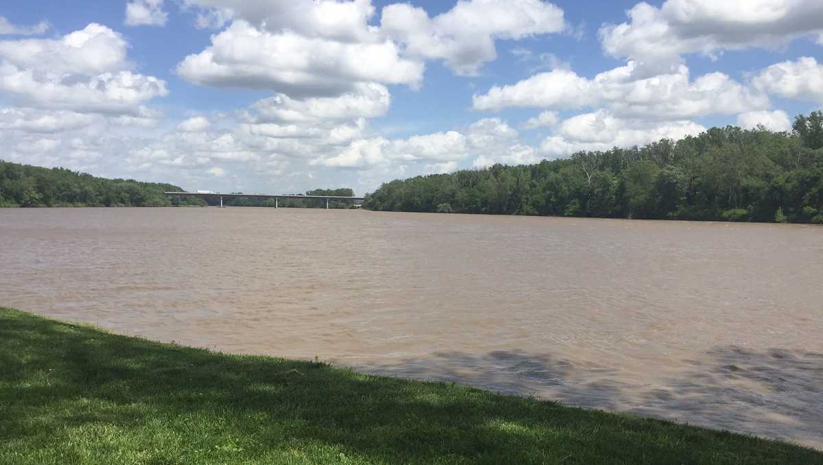 Rowers rescued from Kansas River after boat capsizes Rowers rescued from Kansas River after boat capsizes