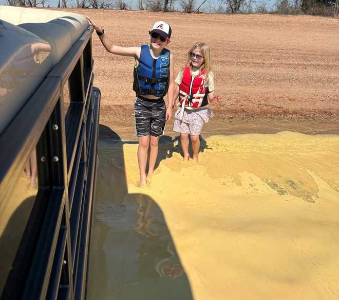 Pollen turns Lake Hartwell yellow