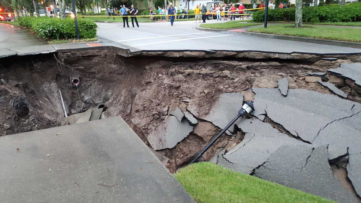 Infrastructure failure causes hole to open in Orlando neighborhood ...