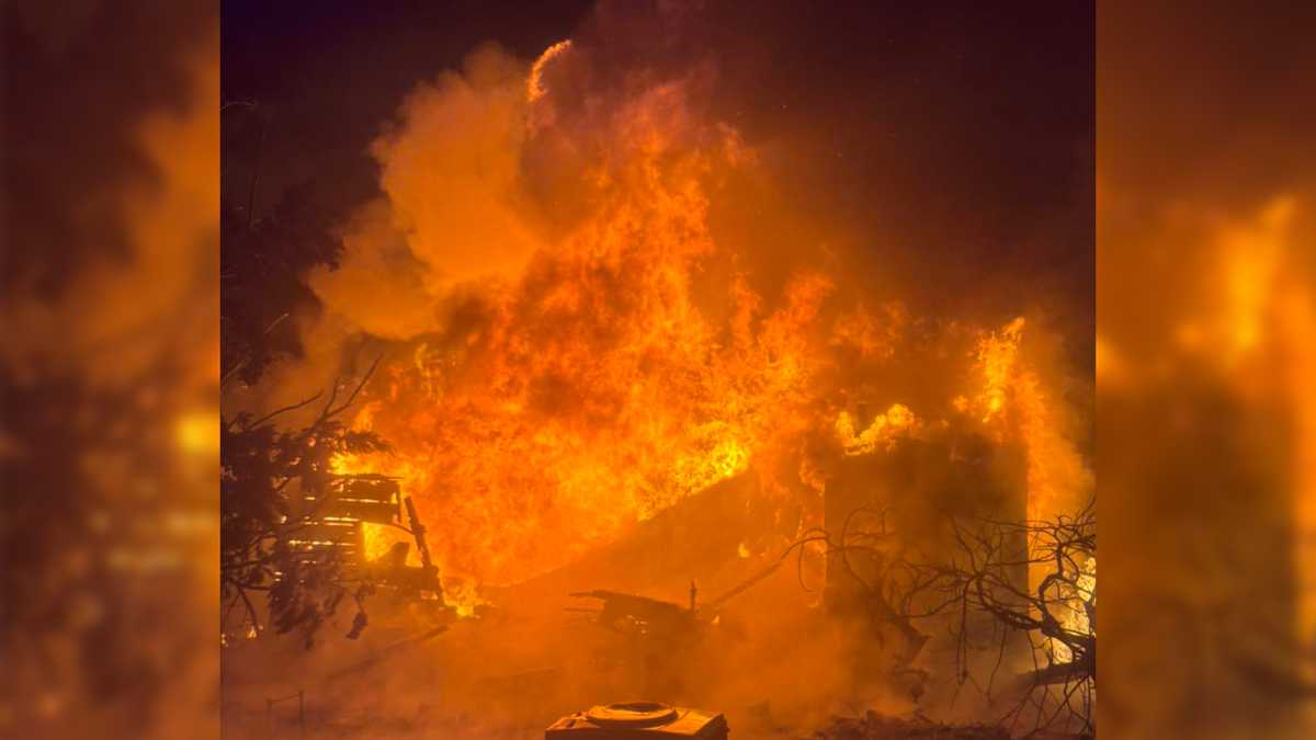 Large building fire contained in Valencia County