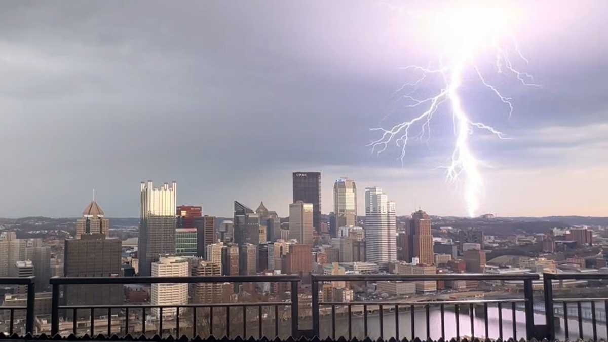 Pittsburgh's skyline hit with lightning strikes | See the video