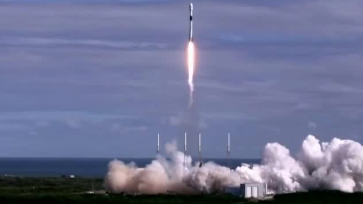 SpaceX launches 60 more mini satellites for global internet