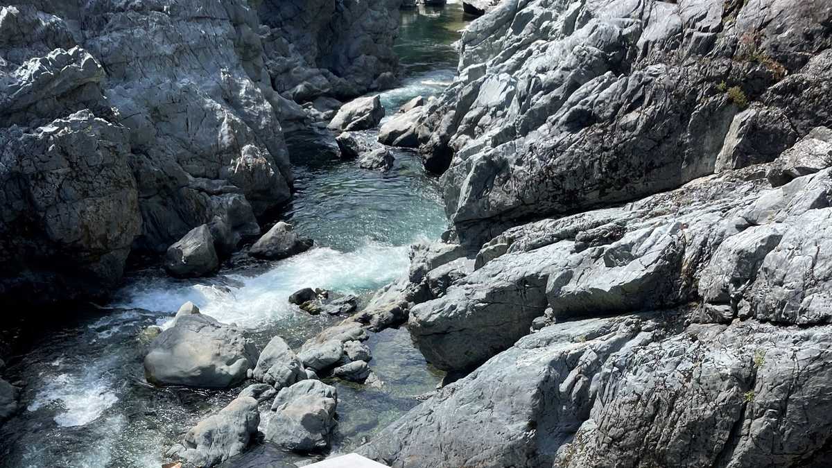 Frito-Lay truck plunges 150 feet into canyon in Northern California