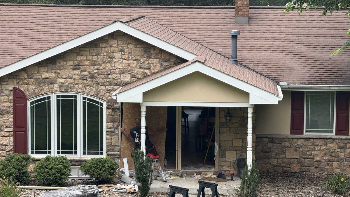 Vehicle strikes house in South Londonderry Township