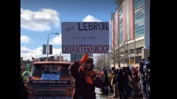 Cleveland Browns fans hold parade for team's 0-16 season