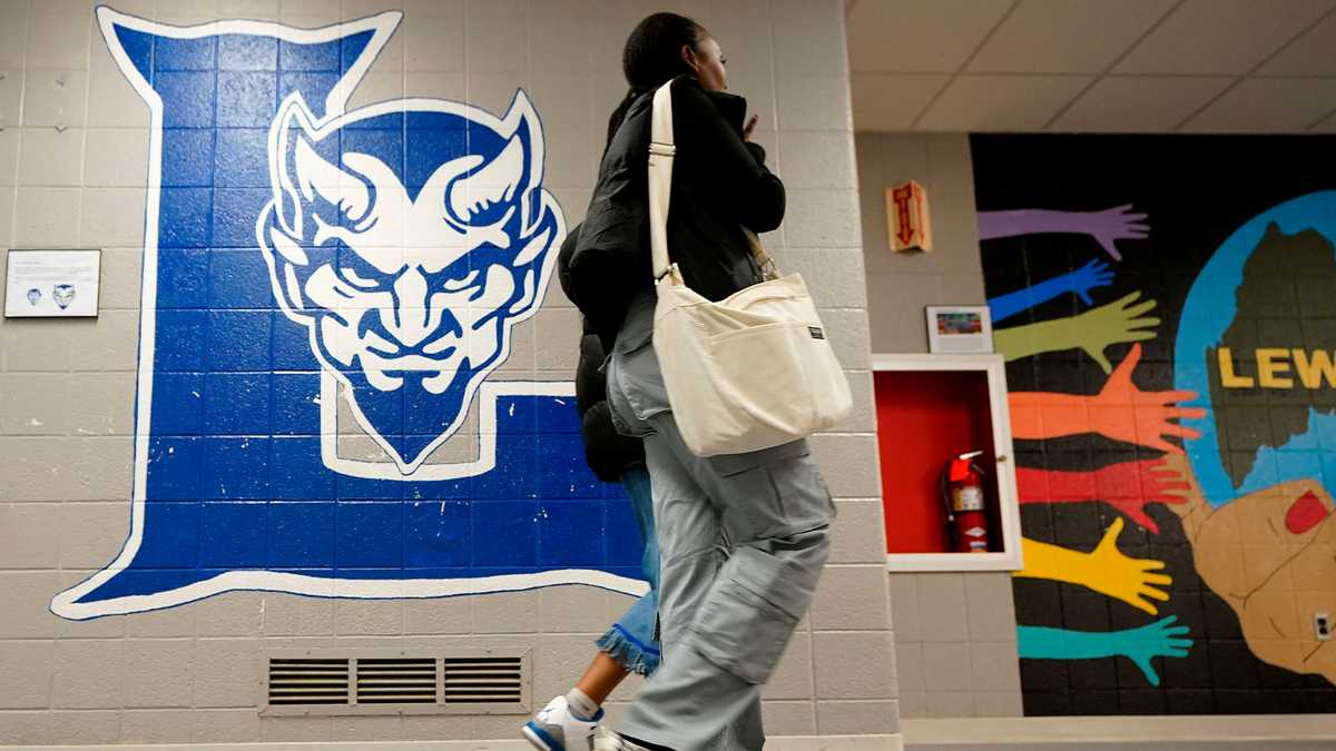 Patriots show support for Maine football players before big game