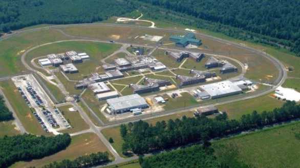 Former prison officials claim unfair treatment after dangerous prisoner ...