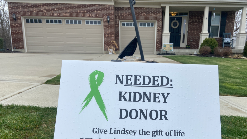 Batavia mother using yard sign to promote need for kidney donor