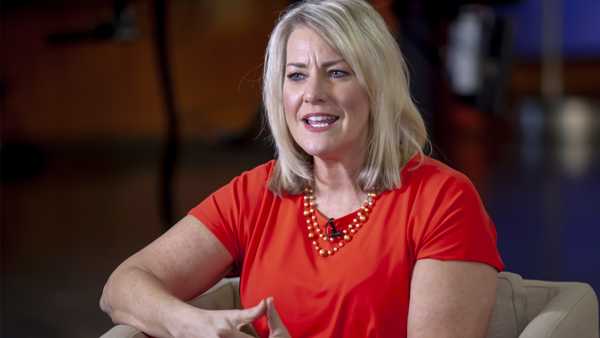 After 30 years, Lisa Cooney anchors last newscast Friday morning