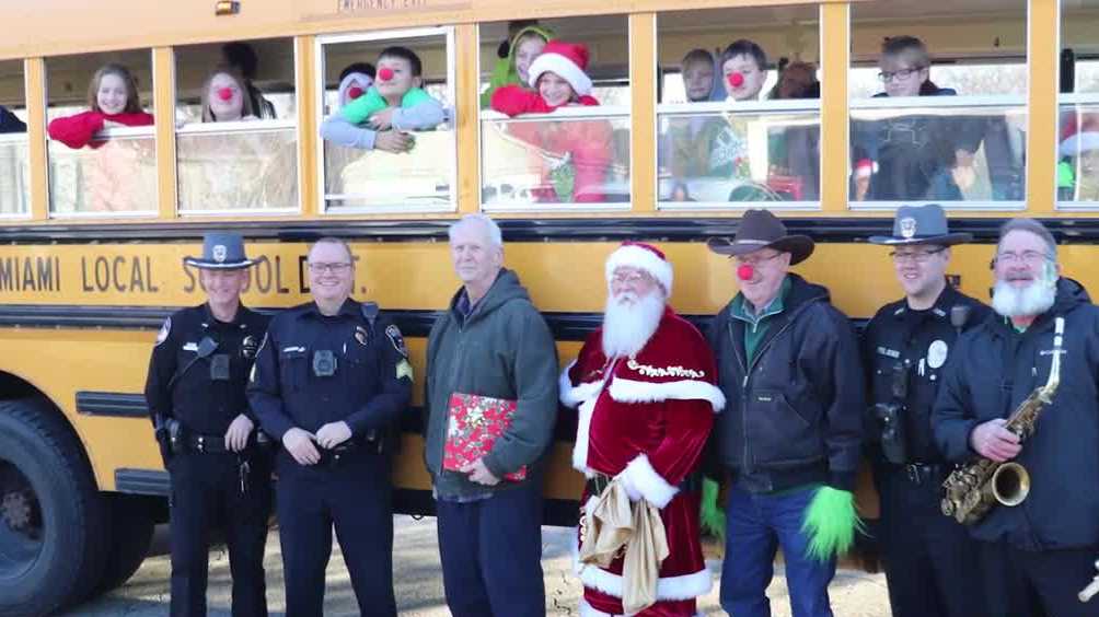 Little Miami students sing holiday carols for neighbor battling cancer
