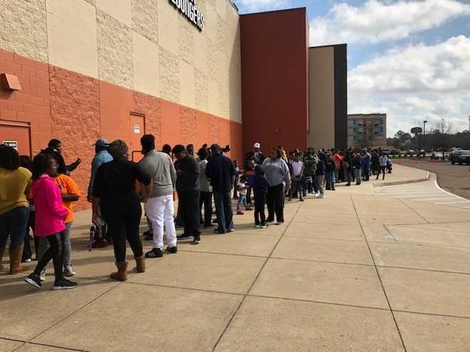 Long lines outside Pearl movie theater for "Black Panther" movie