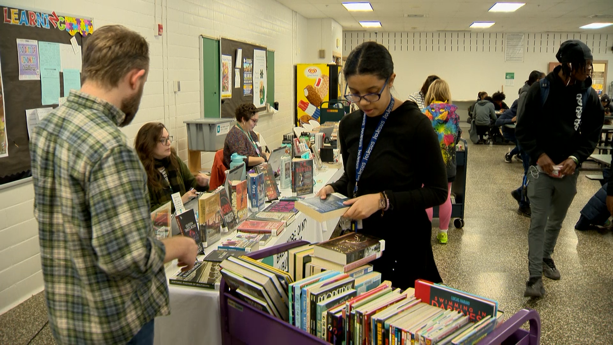 Program encourages students to visit 'Library at Lunch'