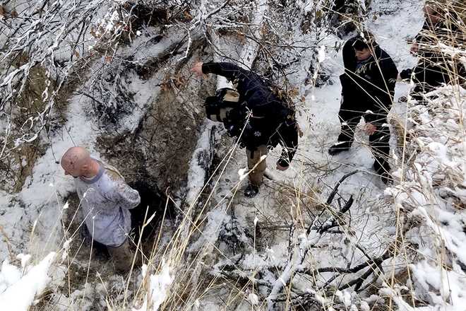 PHOTO: Prison staff follow snow tracks to missing inmate