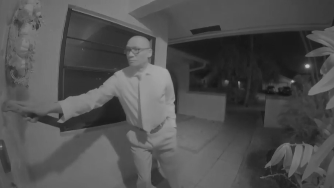VIDEO: Man carrying machete knocks on doors of Florida homes