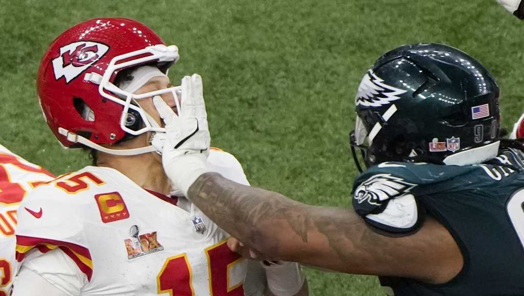 Eagles answer Mahomes magic with 6 sacks, 3 turnovers of KC QB
