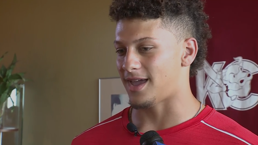 Throwback Thursday: The day Patrick Mahomes signed his first contract ...