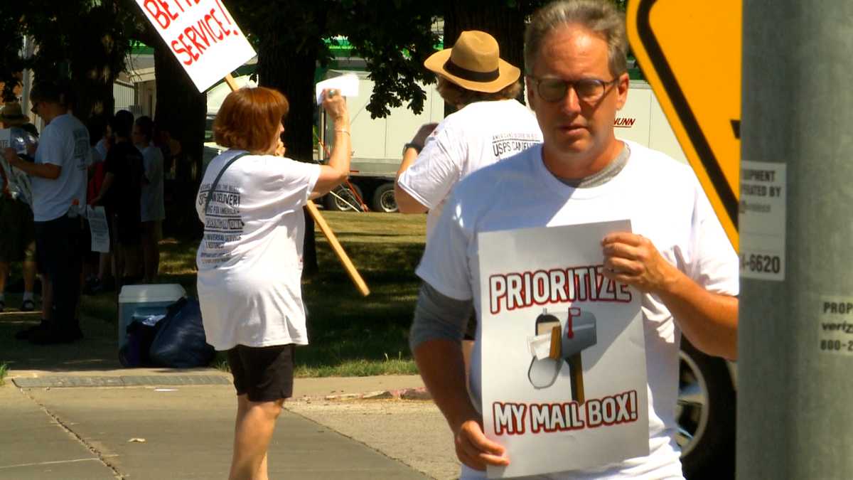 USPS workers rally in Des Moines