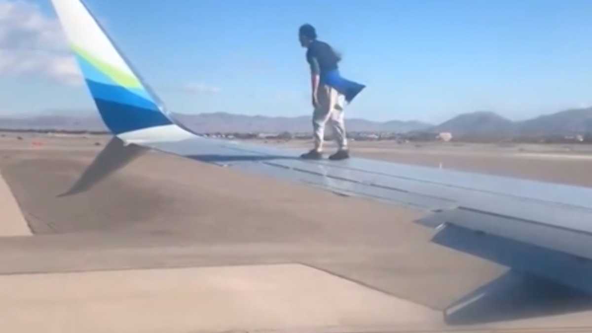 VIDEO: Man was taken into custody after he climbed onto the wing of an ...