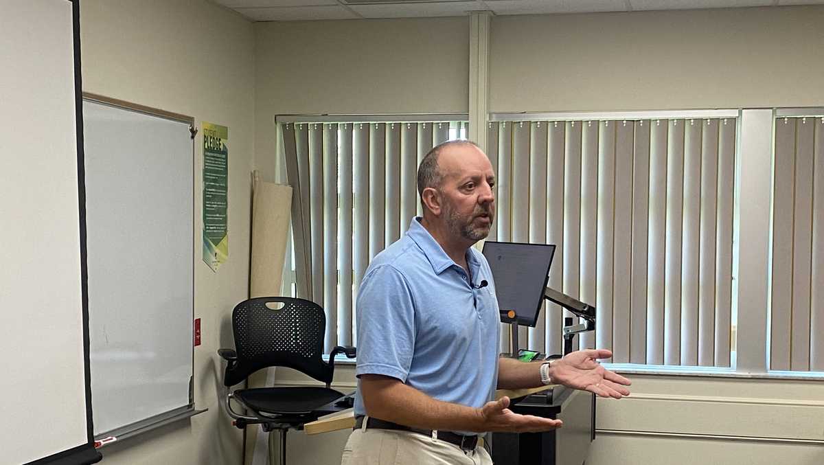 Florida professor urges students to go beyond headline