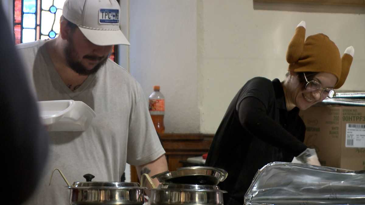 Columbia Dream Center and Bully’s serve hundreds of Thanksgiving meals