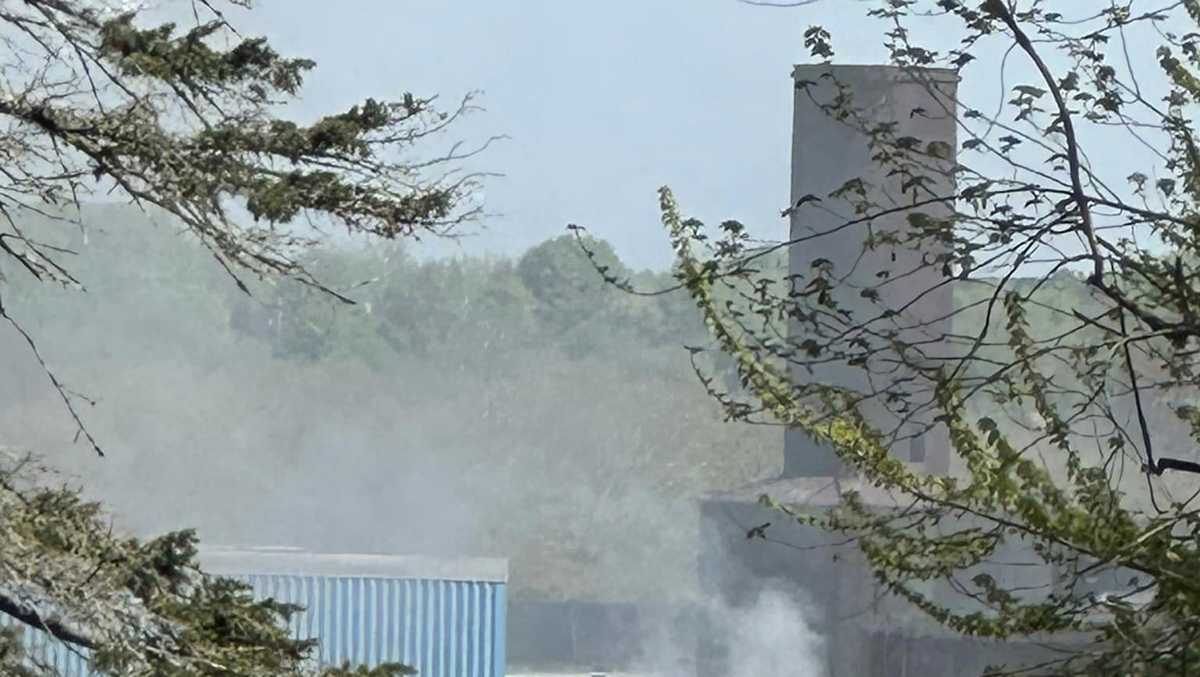 Crews battle fire at warehouse in Winslow