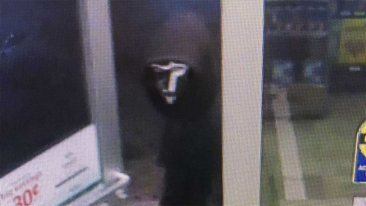 Masked man armed with gun robs Manchester gas station