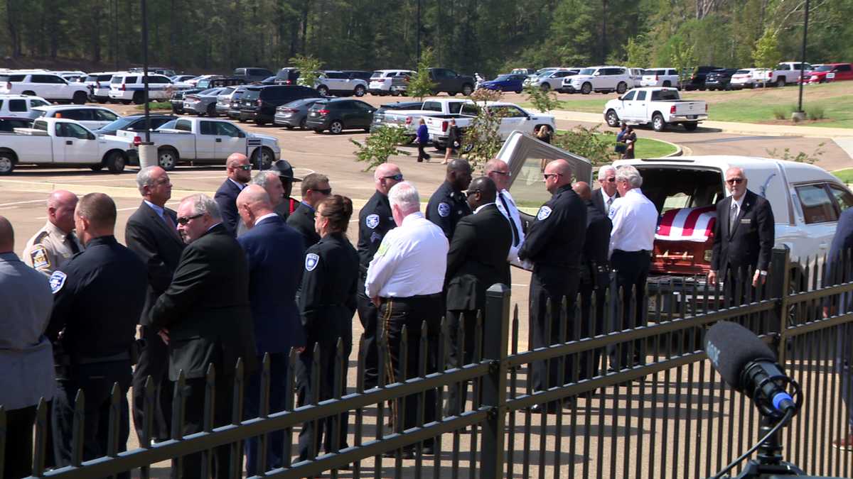 Fellow officers, friends, family attend funeral for Flowood police chief