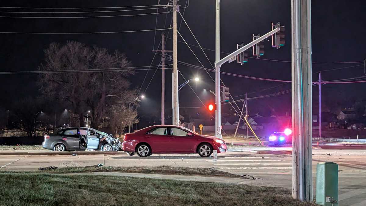 Douglas County deputies investigating 4 car crash