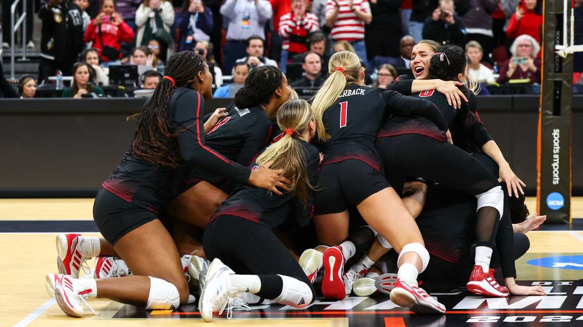 UofL volleyball knocks off Pitt to advance to National Championship