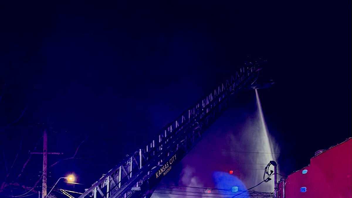 Kansas City crews battle blaze at Parade Park, face broken hydrants