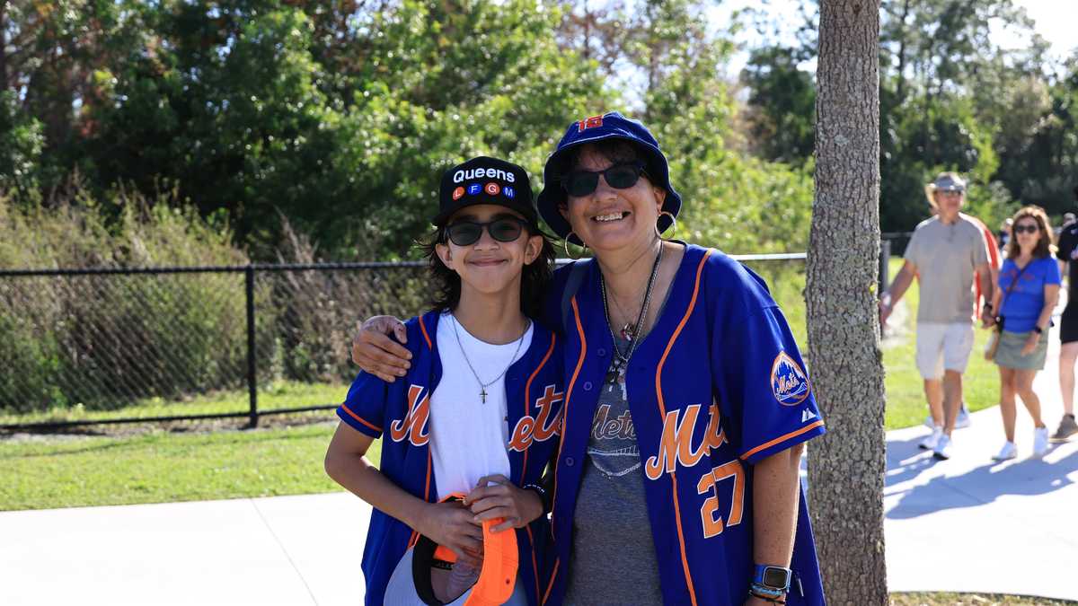 New York Mets pitchers and catchers report to spring training