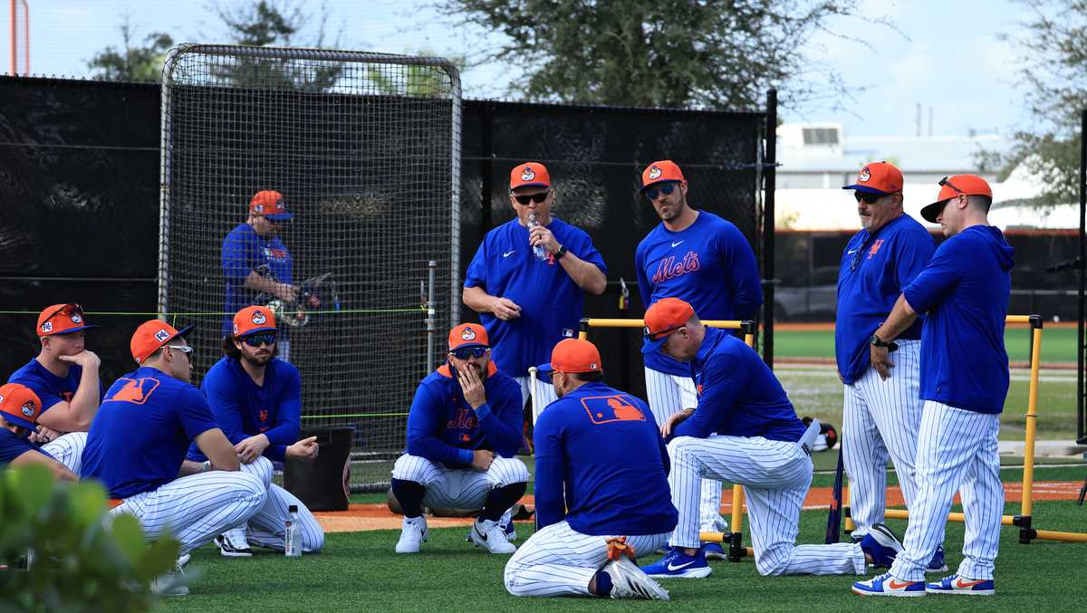New York Mets pitchers and catchers report to spring training