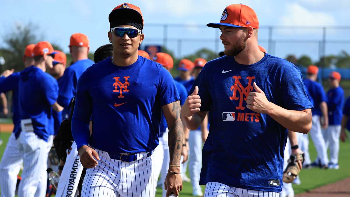 New York Mets pitchers and catchers report to spring training